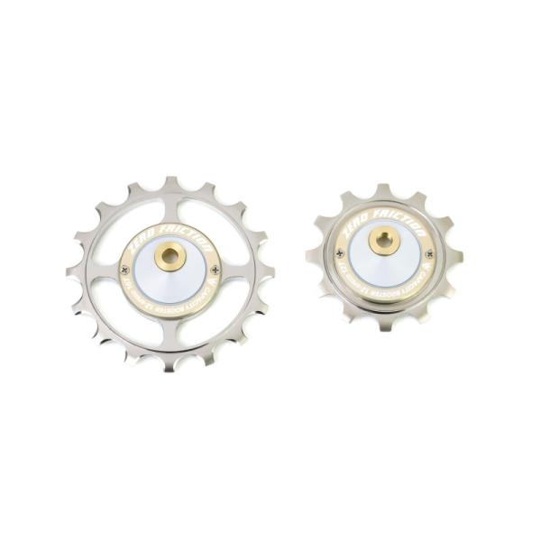 ■商品紹介・金属等を一切使用していないフルセラミック製のベアリングであり、最適な乾式潤滑材を用いている為、抵抗が限りなくゼロに近い脅威の回転性能を有しています。　(基本性能は通常品と同等)・シマノ純正プーリーゲージのまま、チェーン長を変える...