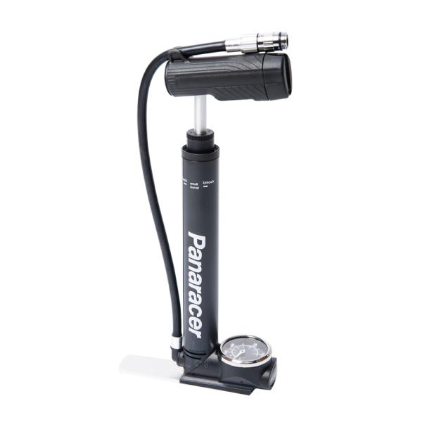 ■商品説明・フロアポンプにもハンドポンプにもなる便利なアルミ製携帯ミニフロアポンプ。・前モデルと比べ、ホースが長くなりハンドル部分が変更されました。・容量優先で圧力優先の選択可能な、モード切替機能を装備。・反転させるだけで米式・仏式バルブに...