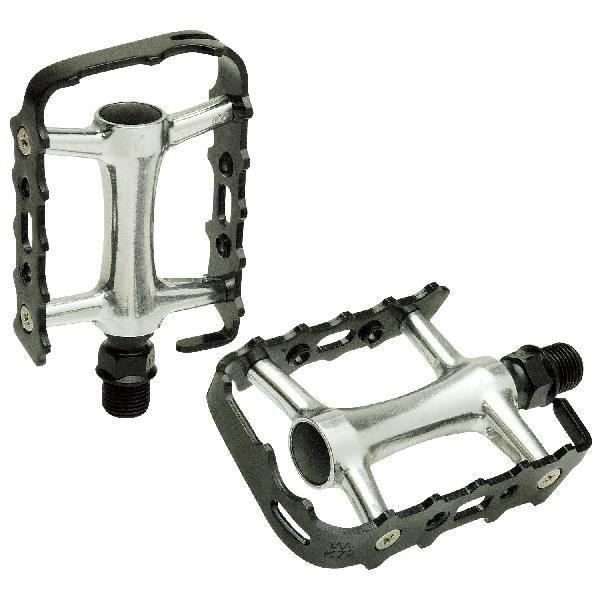 ■シンプルなフォルムのアルミペダル。ケージ部分を美しいアルマイトカラーでおしゃれに仕上げました。・アルミ ボディ&amp;ケージ・ボール ベアリング・クロモリ 9/16アクスル・リフレクター付サイズ：L96 x W68 x H25mm重量：...