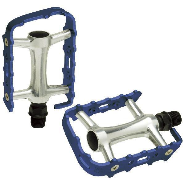 ■シンプルなフォルムのアルミペダル。ケージ部分を美しいアルマイトカラーでおしゃれに仕上げました。・アルミ ボディ&amp;ケージ・ボール ベアリング・クロモリ 9/16アクスル・リフレクター付サイズ：L96 x W68 x H25mm重量：...