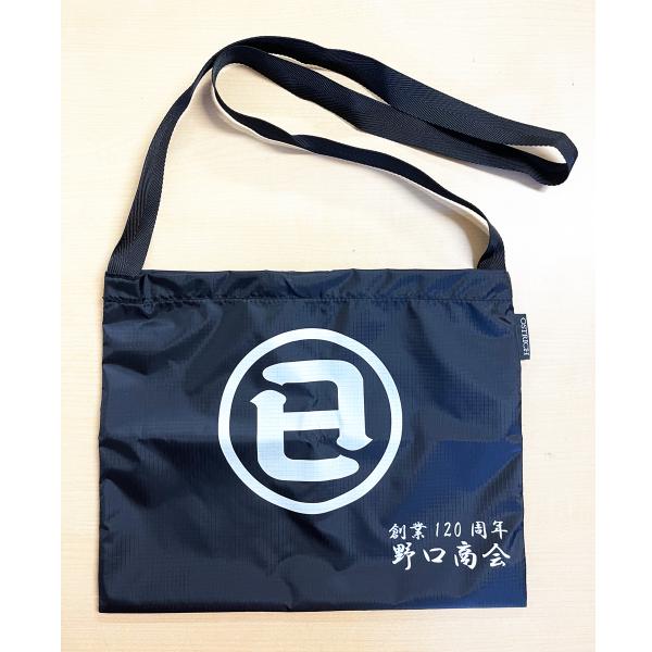 ■商品情報・超軽量・超コンパクト。SL-100輪行袋と同生地の超軽量サコッシュ。・たたむとベルトの幅になり、サドルバッグやポケットに入ります。・A4サイズ・ストラップの幅は25mm、長さは約1.1ｍ。・上部にホック付き。・サイドは袋縫いをし...