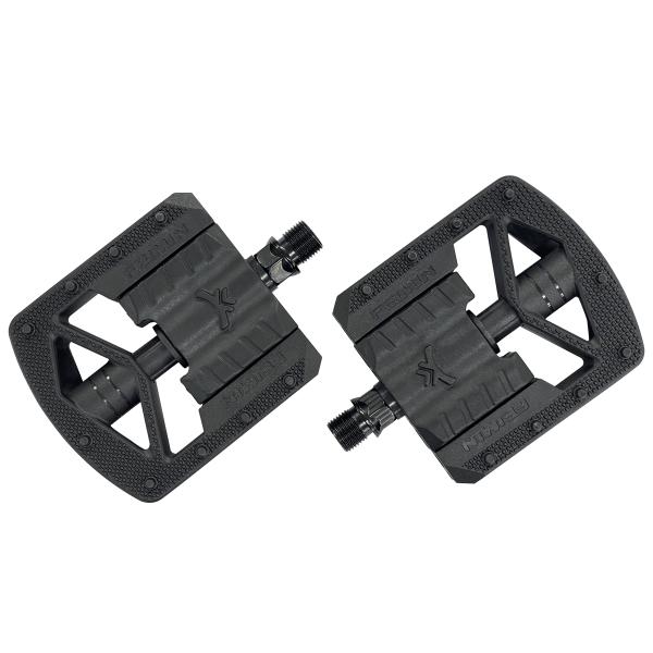 ■商品情報・踏み面が広く、たためばコンパクトになる折り畳みペダル。・踏み面サイズ：9cm×8.5cm　・厚さ2.1cm(ピンモールドの高さ含まず)・重量：365g(ペ※商品画像はイメージです。