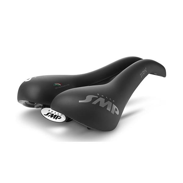 ■商品紹介・SELLE SMPを初めて導入する方におススメのモデルで最も安価なサドルです。・豊富なパッドで、長距離も安心。お求めやすい価格でSMPの機能を体感できます。・汚れや擦れに強い表皮素材は、日頃のお手入れも簡単。クロスバイクに最適で...