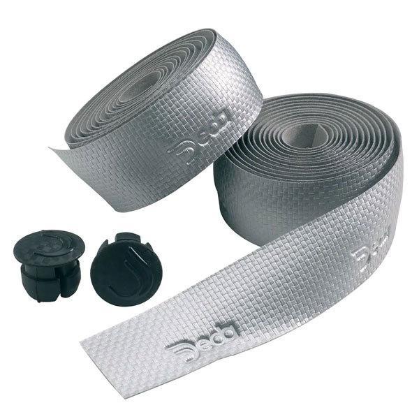 カラーバリエーションが豊富な、防水性、伸縮性に富むバーテープ。テープ表面にエンボス加工のロゴ入り。エンドキャップが付属しています。    ●表面：カーボンメッシュ調　●カラー：シルバーカーボン　　　　　●ロゴ：エンボス※商品画像はイメージです。