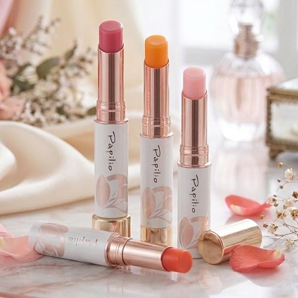 【商品詳細】商品名：パピリオ トリートメントリップエッセンス EXカラー：ピンクオレンジピーチレッド内容量：2.3g使用上の注意：●リップ芯を長く出して使用したり、リップ芯を容器内に収納せずにキャップを閉じると新の折れの原因になります。区分...