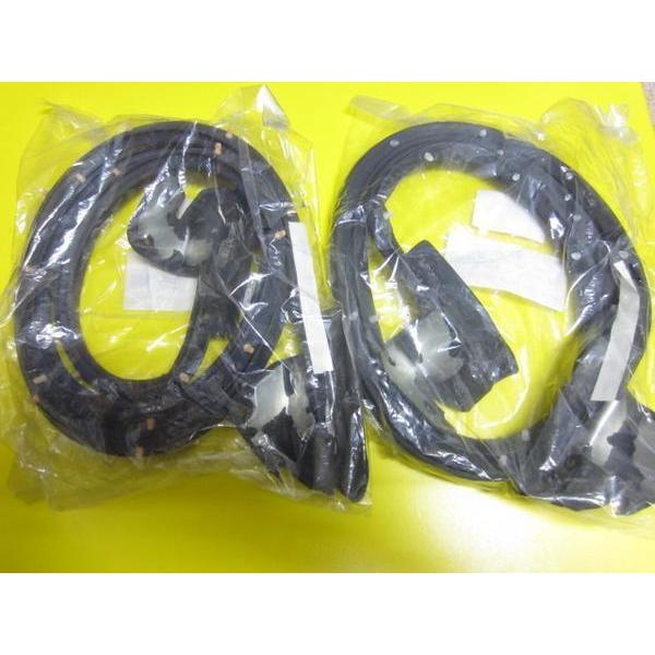 純正セリカ TA22 TA23 TA23RA20RA25 RA28ドア ウェザーストリップです。トヨタ純正(新品)ですダルマとＬＢの両方に適合します。ドアの下側のウェザーストリップです。レストア等にいかがでしょうか？※初期不良に限り返品をお...