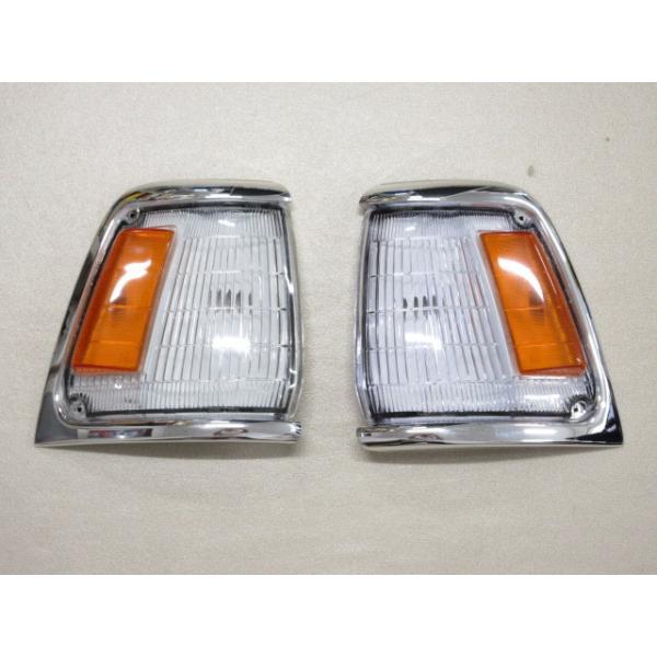 ハイラックス 80系 用 コーナーレンズASSYです。適合は画像からご判断ください。リプロ品(新品)です。左右セットです。※初期不良に限り返品をお受けいたします。