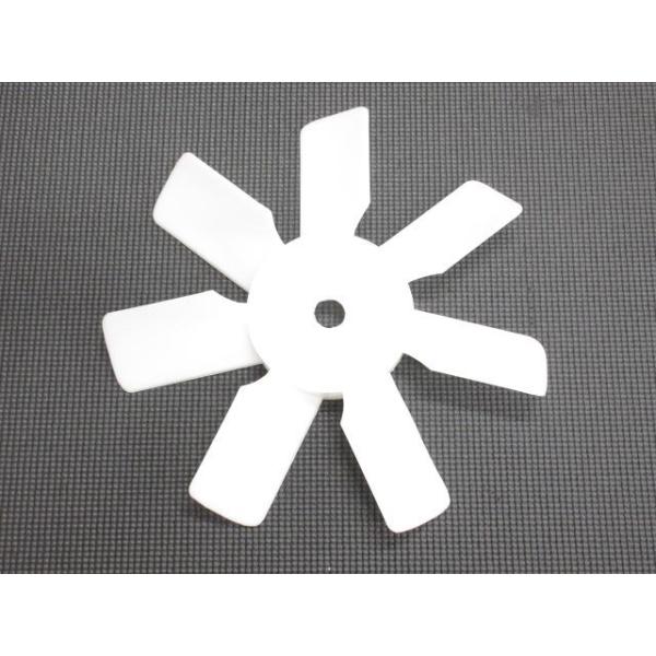 汎用 ラジエター ファン 7枚羽 です。新品です。汎用ウォーターポンプ直結ファンです。穴が開いていませんので、サイズに合わせてご自身で加工してください。サイズは画像からご判断ください。※初期不良に限り返品をお受けいたします。