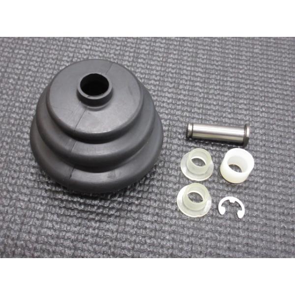 FS5W71B 用 シフトレバーピン ブッシュ + ブーツ セットです。新品です。あらゆる日産車に適合するとおもいますが、詳細は画像からご判断ください。新品に交換することでシフトの入りやフィーリングが良くなります。レストア等にいかがでしょう...