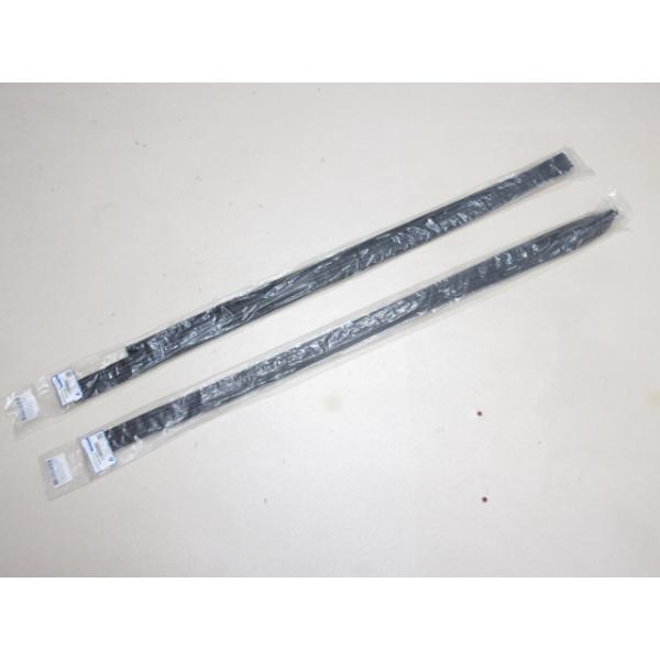 ランドクルーザー FJ40 FJ41 FJ45 用 ガラスラン チャンネル 三角窓有り用 左右セット  社外品新品です。左右セットです。三角窓のある車両用です。適合は以下の部品番号から必ず判断ください。RH/LH 68105-90303※初...