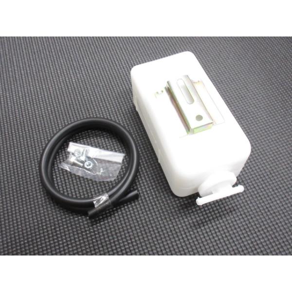 汎用ラジエターリザーバータンクです。新品です。画像のものが全てです。サイズ 高さ17cm 横9cm 奥行7.5cm※初期不良に限り返品をお受けいたします。