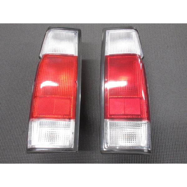 ダットサントラック D21 用 テールライト レッド/クリア です。左右セット(新品)です。社外品です。適合詳細は必ず画像からご判断ください。※初期不良に限り返品をお受けいたします。