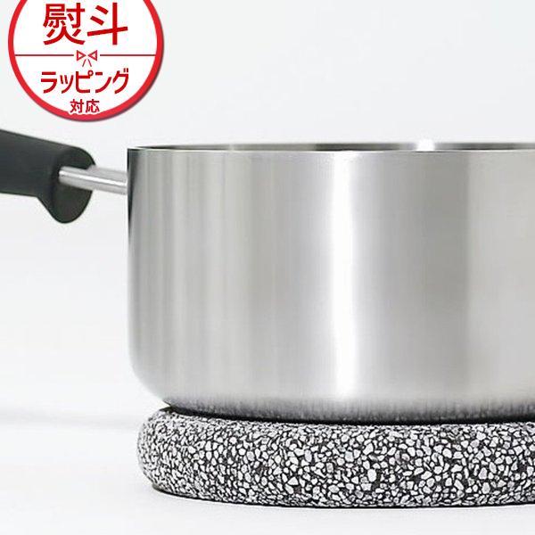 耐熱性の高い自然素材「珪藻土（けいそうど)」で作られたシンプルな鍋敷き、soil　(ソイル)　ポットスタンド　M。　やかんや鍋、フライパンなどからでる水分を吸い取ってくれます。　ほどよい重さがあるので、安定感があります。　きらきらと輝く独特...