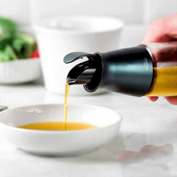 両手でフタなどを開けることなく、片手で傾けるだけで中身が出てくる、Trudeau　(トゥルードゥー)シリーズのオイル＆ビネガーボトル。　注ぎ口に溝があるので、液漏れがしにくく、液漏れしてしまった中身も傾斜で中に入るようになっています。　片手...