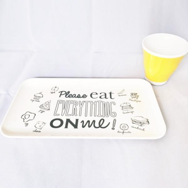 洗いやすく拭き取りやすいメラミントレイ。上にお皿を乗せて使うのも良し、そのままパンを乗せて使うのもよし、使い方は様々。アクセサリープレートとしてもお洒落です。コチラはMサイズです。　size：約281×153×15(mm)素材：メラミン樹脂...