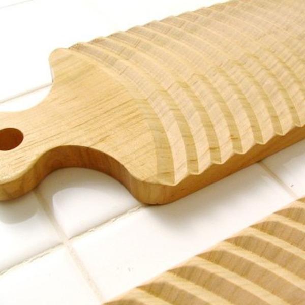 自然木の中でも特に水に強い高知で育ったサクラの一枚板で仕上げました。汚れを落としやすくし、生地が傷まないよう、表面を独特の波形に仕上げています。靴下やシャツの襟、ハンカチや下着など、ちょっとしたもののお洗濯にどうぞsize：縦26×横12×...