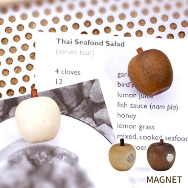 【こちらは5個セットになります】見ているだけでほっこりとした気分になれるコロンとしたフォルムのリンゴのマグネット。　無機質な冷蔵庫がにぎやかになりますね。　柔らかい雰囲気は見ているだけでも癒されます。　ボードにも◎size：直径1.8×高さ...