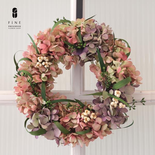 「Lien」とは、フランス語で絆、繋がりを意味します。紫陽花の花言葉が、紫陽花の小さな花がひしめき合って咲く姿から「家族」「団らん」「和気あいあい」とされているところから名付けました。またリースはその形から、終わりのない永遠の象徴として、各...