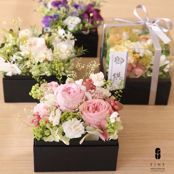 ぎっしりとプリザーブドフラワーが敷き詰められたお供えのボックスフラワー心癒される花色に、優しく癒して差し上げられるよう、心を込めて製作致します。大きさ　幅12.5×奥行12.5×高さ12.5cm重　量　約230gご用途に関わらず、全てラッピ...