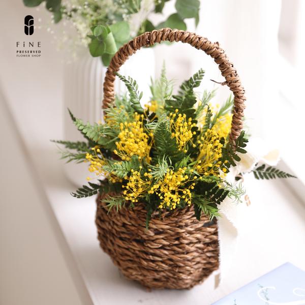 人気の「ミモザ」をイメージして、カスミ草で表現した、フラワーバスケット。お誕生日、結婚祝い、新築祝い、開店・開業祝いなどのギフトにも。サイズ：高さ 約20cm× 横幅 約20cm重量：160g※バスケットがハンドメイドのため、大きさにバラつ...