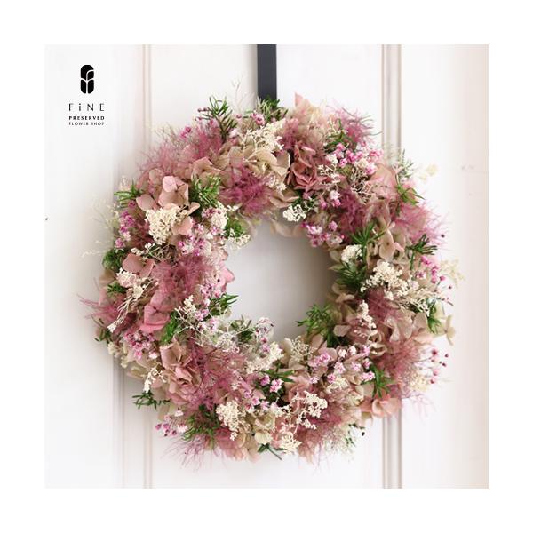 私たちの日々の暮らしに、優しさと安らぎを感じさせてくれる、羽のようにふわふわなリース。お気に入りの飾り方を見つけて、癒しのリラックスタイムを！直径：約27cm／壁掛け用ワイヤーリング付き重量：約110g花材：アジサイ、スモークツリー、アスパ...