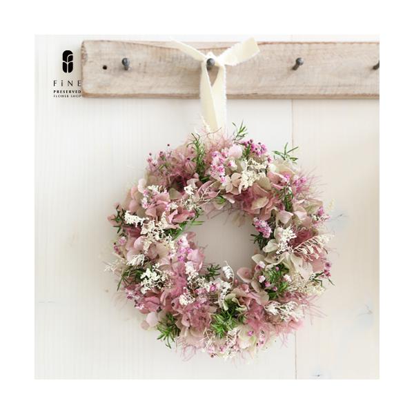 私たちの日々の暮らしに、優しさと安らぎを感じさせてくれる、羽のようにふわふわなリース。お気に入りの飾り方を見つけて、癒しのリラックスタイムを！直径：約21cm／壁掛け用ワイヤーリング付き重量：約60g花材：アジサイ、スモークツリー、アスパラ...