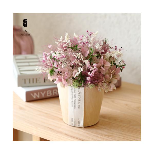 私たちの日々の暮らしに、優しさと安らぎを感じさせてくれる、羽のようにふわふわなアレンジ。お気に入りの飾り方を見つけて、癒しのリラックスタイムを！高さ：約18cm × 幅約18cm重量：約118g花材：アジサイ、スモークツリー、アスパラスプリ...