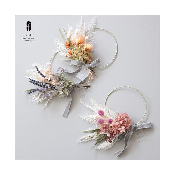 ドライやプリザにもトレンドの波リースの新しいスタイルと、ニュアンスカラーを取り入れてお部屋をバージョンアップ！大きさ　幅 約28cm 　高さ 約25cmフープリース台　直径 15 cm重　量　約23g花材ラベンダー、アジサイ、ペッパーベリー...