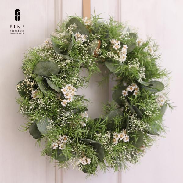 アロマで知られているティーツリーをベースに、爽やかでヘルシーな印象の白グリーン様々なシチュエーションにぴったりくる、リースとバスケットの新定番！直径 約27cm花材ティーツリー、ポプルス、カスミ草(プリザーブド)オーストラリアンデージー、カ...