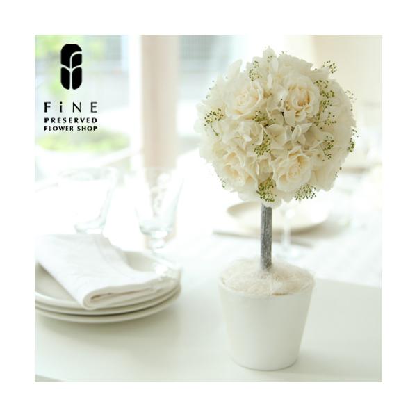 ふんわり紫陽花リースの上に、ちりばめられたホワイトローズが華やかさを出してくれます。純白ではなくアイボリーがかったホワイトで、心を和ませてくれるそんな素敵なトピアリーです。花材：ローズ、アジサイ、ソフトミニカスミソウ(すべてブリザード)大き...