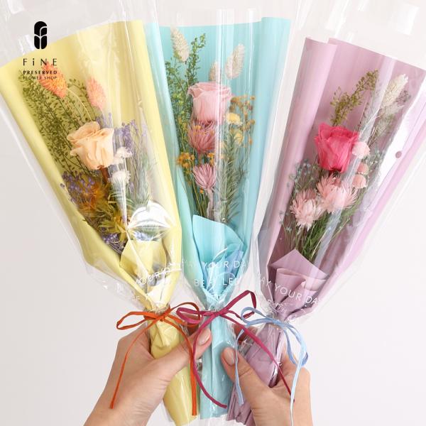 プリザーブドフラワーメーカー「EARTH MATTERS アースマターズ」のフラワーブーケ 　プリザーブドフラワーとドライフラワーを束ねた幸せな気分になれるハッピーカラーの花束可愛く持ち運べる持ち手付きラッピングは、ギフトにピッタリ！・イエ...