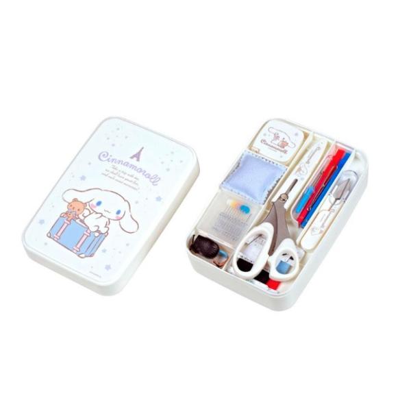 シナモロールのソーイングセットです。小学校、中学、高校と飽きの来ないシンプルなデザイン。初心者の方だけでなく家庭科の授業でも安心してお使いいただける充実のセット内容。【セット内容】ステンレス裁ちはさみ 20ｃｍ糸切りはさみ自動巻きメジャー ...