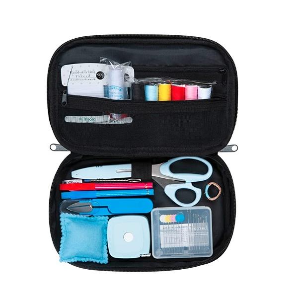 仕切りのないシンプルタイプです。（学校教材向け・教室通い向け）【商品サイズ】・ケース225×140×45mm（ハンドル含まず）【材質】・ポリエステル（生地、中スポンジ）【セット内容】11点入・洋裁はさみ17cm（右利き用のみ）・糸切りはさみ...