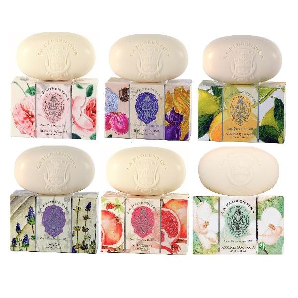 オリーブオイル、シアバターを配合した手作り石鹸は香りが上品で泡立ちもクリーミー。お肌に潤いを保ち、洗いあがりもしっとりとします。(1)ローズ・オブ・メイ甘く優雅で気品漂う、華やかな香り(2)フロレンティーナ・アイリスフローラルで甘く優しい香...