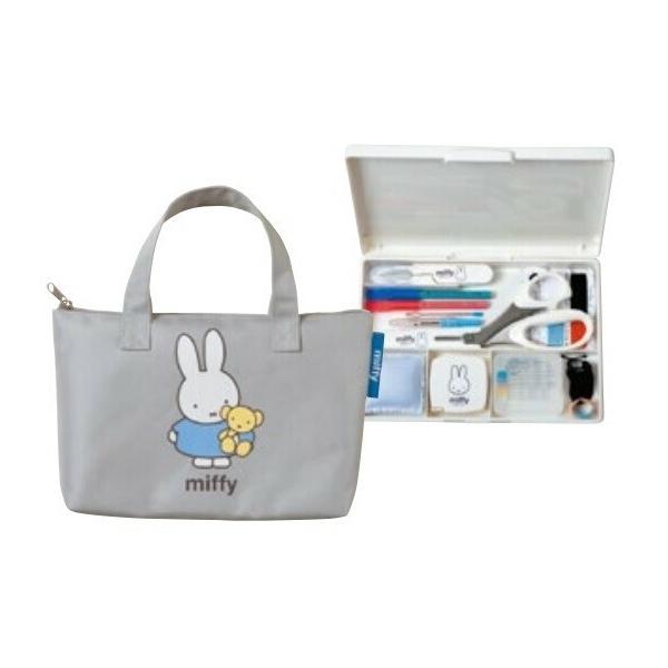 大人気のミッフィーの裁縫セット！初心者の方だけでなく家庭科の授業でも安心してお使いいただける充実のセット内容です。ケースのフタは取り外せるので底と蓋を重ねて使えます。ファスナー付き、トートバッグタイプです。※中ケースは無地です。★セット明細...