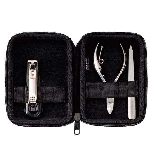 切れ味・使用感の 良いグルーミングキット、基本のネイルケア3点揃えました。爪切り・ツメヤスリ・ニッパーの3点セット。丈夫で高級感のあるケースで旅行や出張にも持ち運び便利です。爪飛び軽減ケース付き高級爪切り：刃部/ステンレス刃物鋼　テコ/亜鉛...