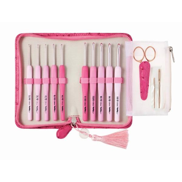 便利でかわいい!　ケース付きセットです。上品でかわいらしいライトピンクのかぎ先グリップはにぎりやすく、編んでいて楽しいフレンチピンクグラデーションとじ針（太・細）とイタリア製はさみはオリジナルのピンクゴールドめっき仕様オーストリッチ風専用ケ...
