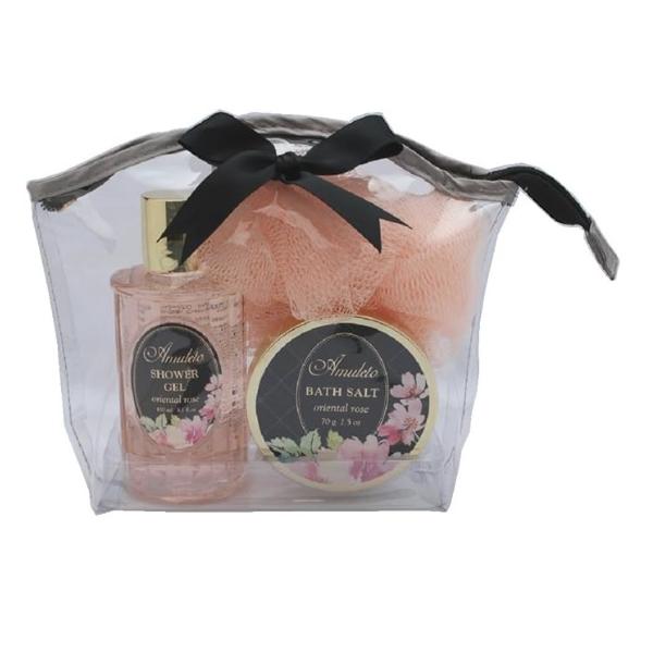 ビニール素材のポーチにはシャワージェル(150ml)、バスソルト(70g)、ボディスポンジが入っています。