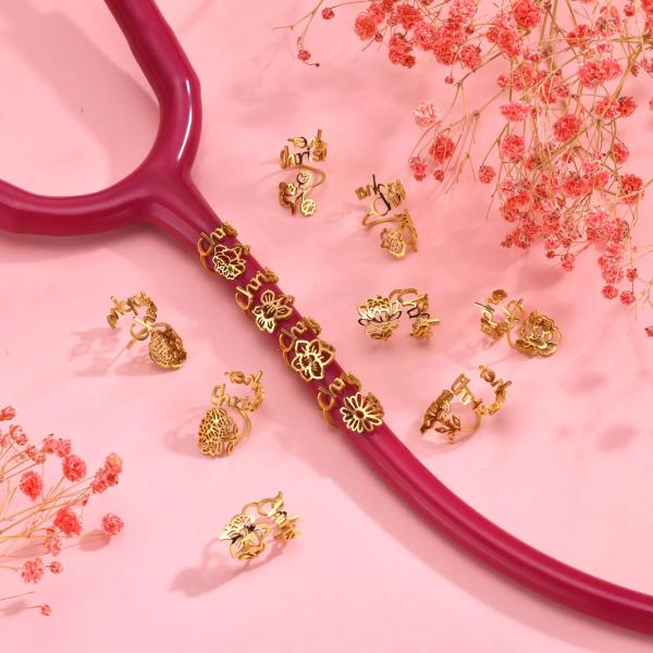 海外からの発送となりお届けに2週間程度頂きます。予めご了承くださいませ。商品名聴診器 ネーム タグ パーソナライズ 誕生 花 フラワー チャーム ラベル ID アクセサリー ギフト 看護士 ナース 医者 ドクタースペック材質:金属スタイル:...