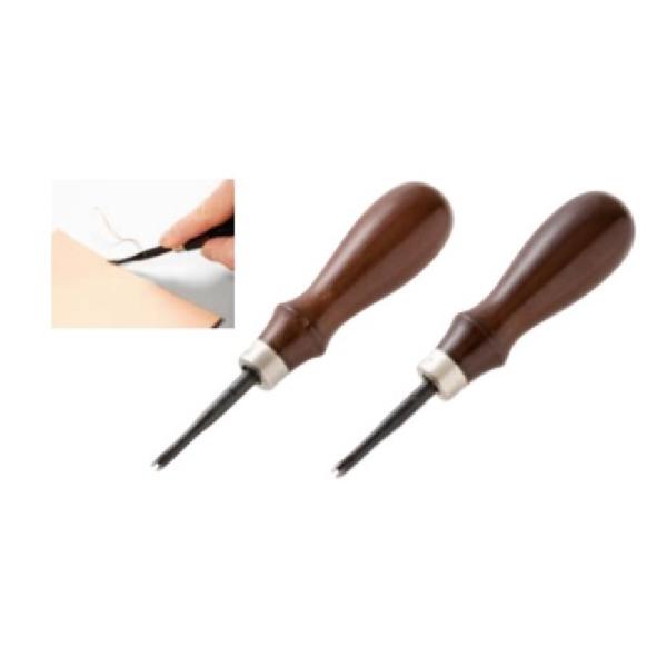 コバ磨き前のコバの成形に使用します。焼き入れと研磨を施した刃先は、一定の巾ですばやく革のへりを削ってコバに丸みを付け、後のコバ磨きを美しく仕上げる事ができます。使用方法刃を革のへりにかけ、一定の角度を保ちながら奥に押して削ります。クラフト社...