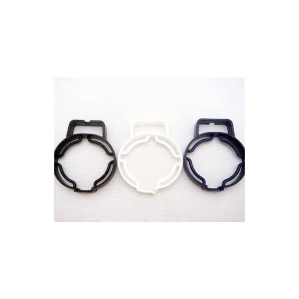 ボトルクリップ　片側ストラップ（シングル）取り付けタイプ20ミリ巾のテープを取り付けできます。 サイズ41ミリ(外径最大)×48ミリ(外径最大)×7ミリ(厚み)　500ミリペットボトルまで対応できます。 カラーは、シロ、クロ、ネービー、の3...