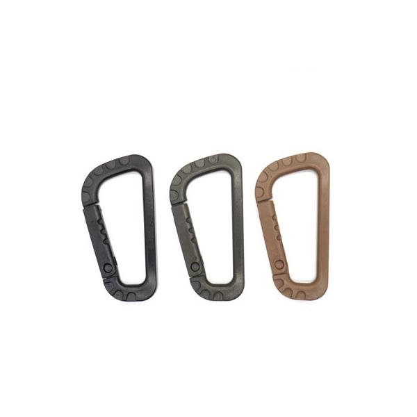 プラスチックカラビナ材質：POMサイズ(外径)： 86ミリ(タテ)×43ミリ(ヨコ最大)厚み：7.5ミリ【検索関連】　カラビナ フック ナスカン キーホルダー金具 キーホルダーパーツ キーホルダー 金具 パーツ 回転カン付き  デザイン カ...