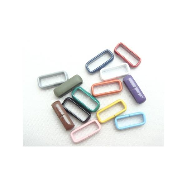 ひもどめです。ご使用方法は首輪の画像を参考にしてください。 表示サイズは取り付ける紐（テープの）幅を表しています。カラーのテープアジャスターバックルとのお色合わせをしてございますので、組み合わせてご使用できます。D35000-11（10mm...