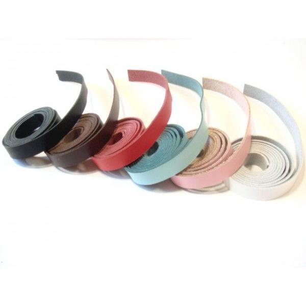 革テープソフトは6カラーございます。 クロ、チョコ、パステルホワイト、パステルレッド、パステルブルー、パステルピンク hanaの革テープは一枚革で裁断していますのでつなぎ目はありません。自然の革を使用した革テープは牛1頭の身長より長くはなり...