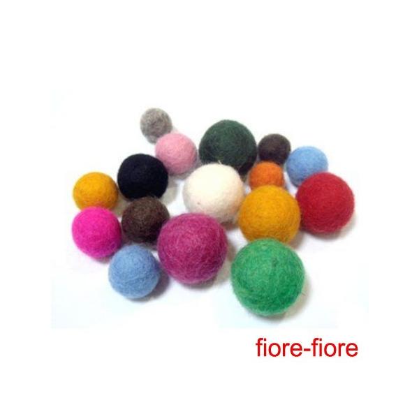 品名猫のおもちゃ　ウールボールカラー: 各色アソート（お色の指定はできません）サイズ: Lサイズ：25ミリ　Mサイズ：20ミリ　Sサイズ：15ミリ※写真には商品が複数個掲載されていますが、１個単位での販売です。下画像の左からLサイズ、Mサイ...