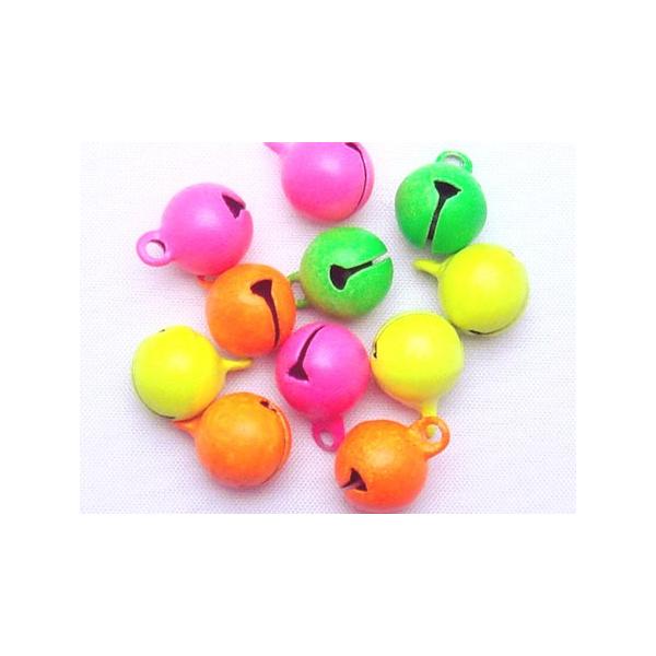 光を当てるとホタルのように柔らかに明るく光ります。蛍光の鈴です。 蛍光鈴　3分宝来鈴　全長15mm（取り付け部分輪っかこみ））　取り付け穴内径１．８mm下記のマルカンまたは二重リングが装着可能となります。(マルカンや二重リングを装着すると加...