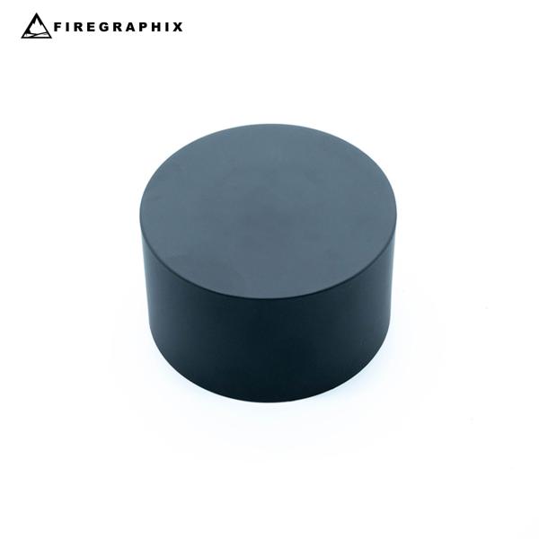 BLISS-mini専用のチムニーキャップ。BLISS-mini本体の煙突口に蓋をするためのキャップです。保管時や搬入出時に内部の灰や汚れの飛散の防止や、撤収時の強制消火などにご使用いただけます。