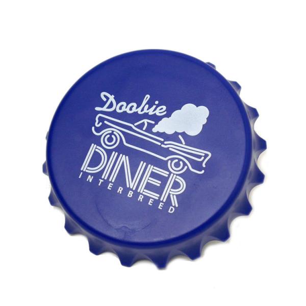 【商品名】Doobie Diner's Bottle Opener【特徴】アメリカンダイナーのユニフォーム／グッズをイメージした"Doobie Diner's"シリーズのボトルオープナー(栓抜き)です。マグネット付きの栓抜きとなっており、本...