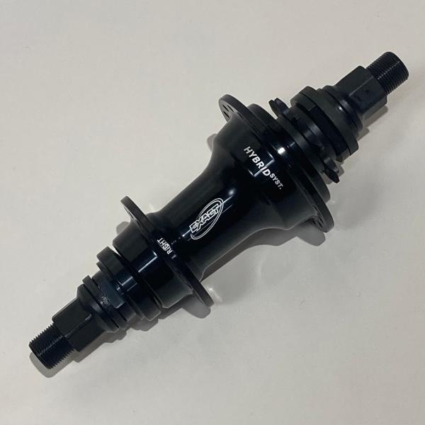 ■ スペック・タイプ：BMX リアハブ（ハイブリッドシステム）・ベース仕様：フリーコースターハブ・カスタム機能：別売ポウルスプリング装着でカセットハブ化可能・アクスルシャフト：14mm クロモリ製オネジ（メール仕様）・調整機能：遊び（ギャッ...