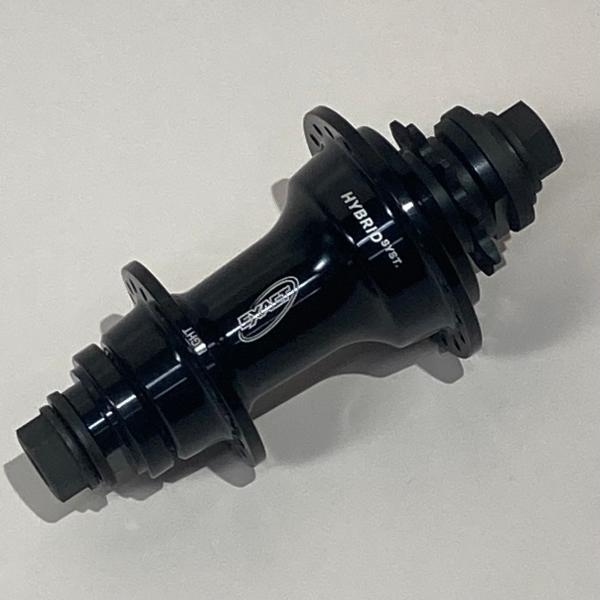 ■ スペック・タイプ：BMX リアハブ（ハイブリッドシステム）・ベース仕様：フリーコースターハブ・カスタム機能：別売ポウルスプリング装着でカセットハブ化可能・アクスルシャフト：軽量アルミシャフト・仕様：3/8" フィメイル（ボルトイン仕様）...